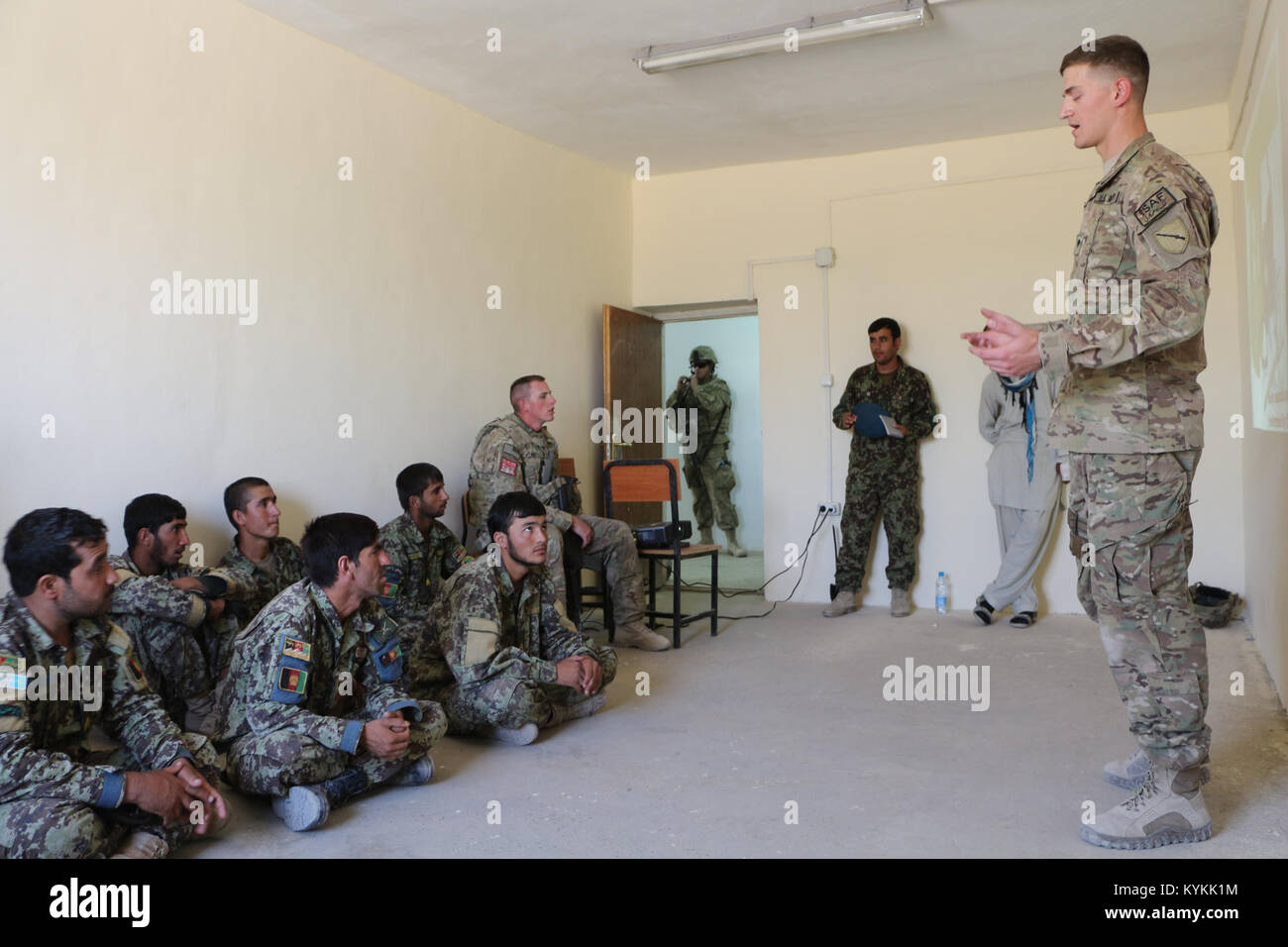 National army soldier teaches class hi-res stock photography and images ...