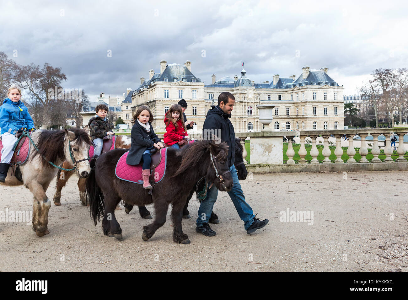 Children with ponies hi-res stock photography and images - Alamy