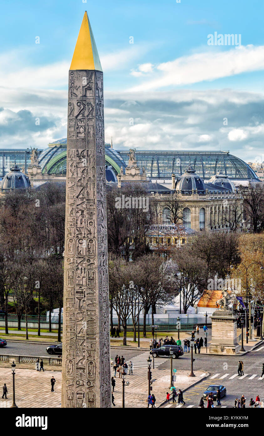 Egyptian obelisk in the center hi-res stock photography and images - Alamy