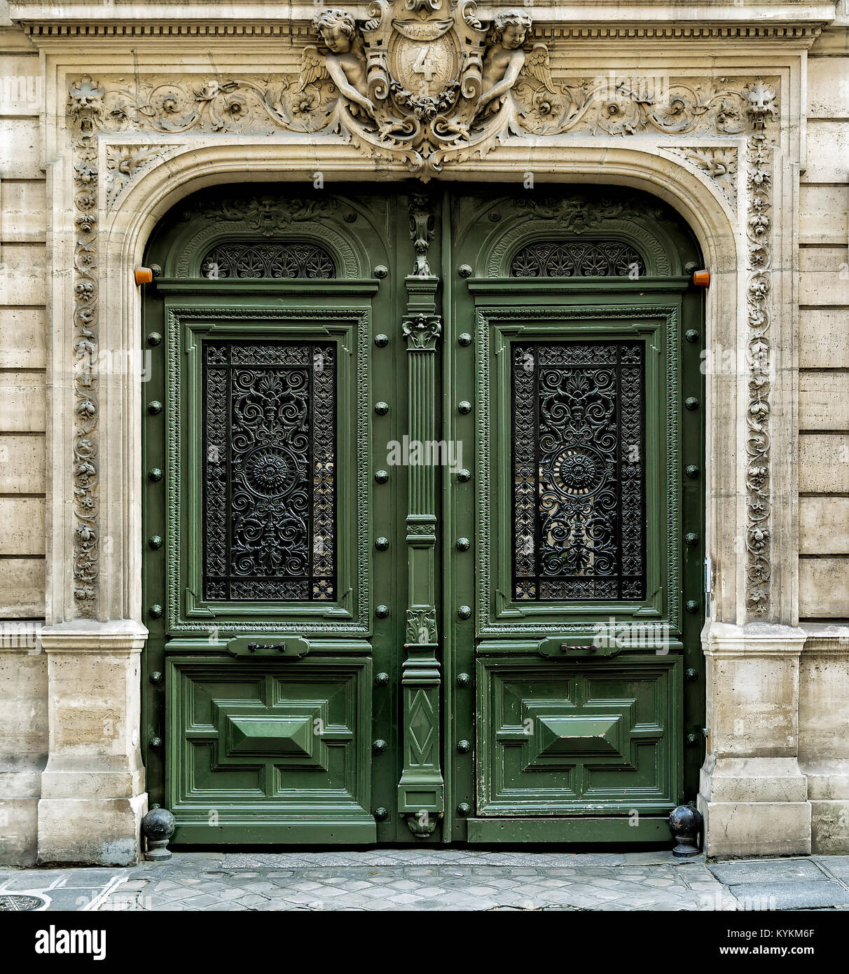 Green door paris hi-res stock photography and images - Alamy
