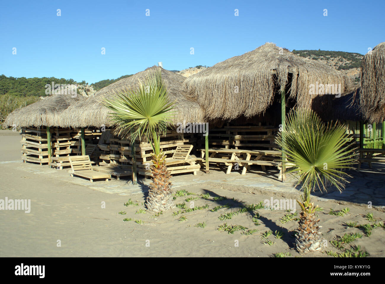 Straw roof huts hi-res stock photography and images - Alamy