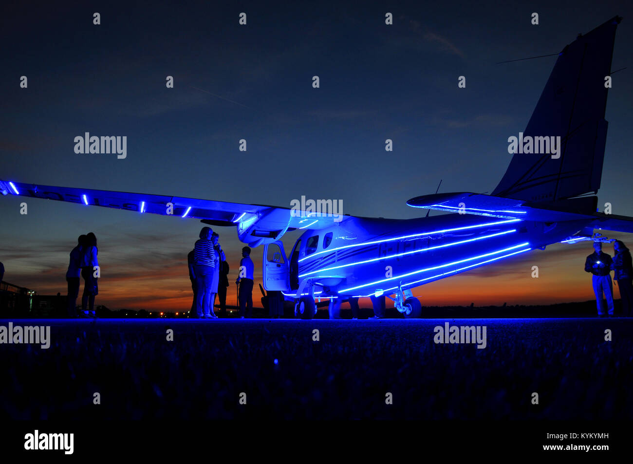 Plane with lights at night hi-res stock photography and images - Alamy