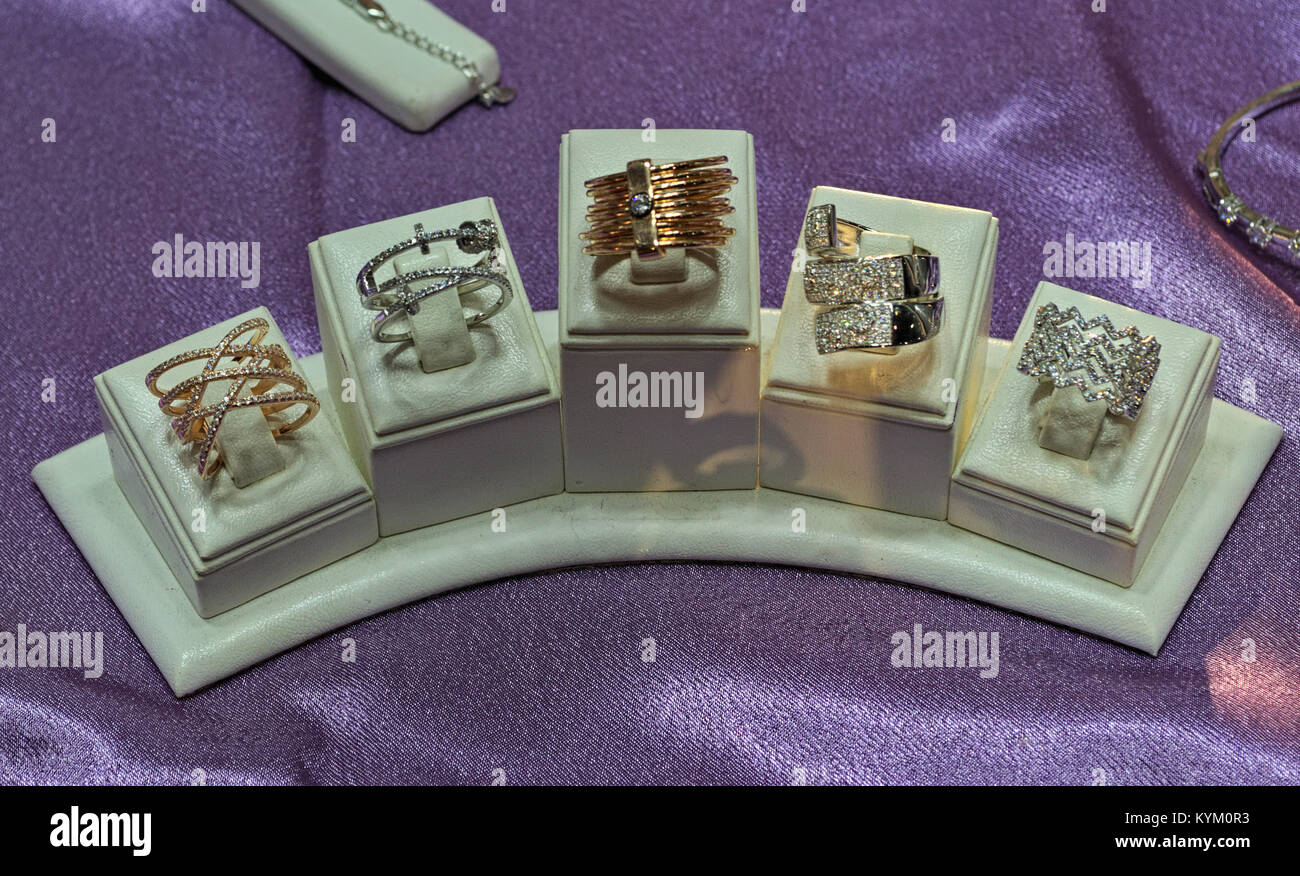 Diamond rings in shop window hi-res stock photography and images - Alamy