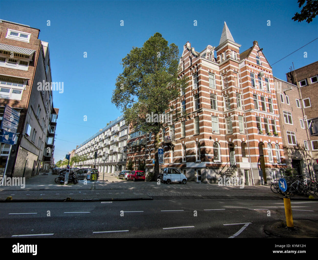 A historical photograph of the intersection of Nassaukade and Eerste ...