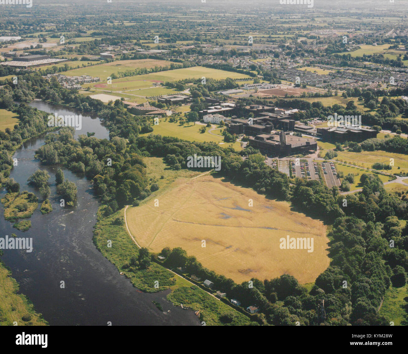 An aerial photograph of the University of Limerick (UL) campus ...