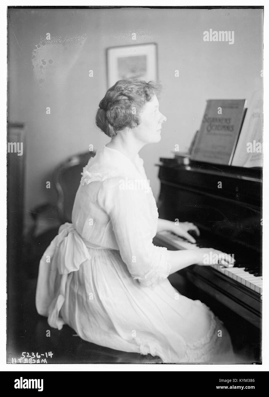 Macbeth ancient Black and White Stock Photos & Images - Alamy