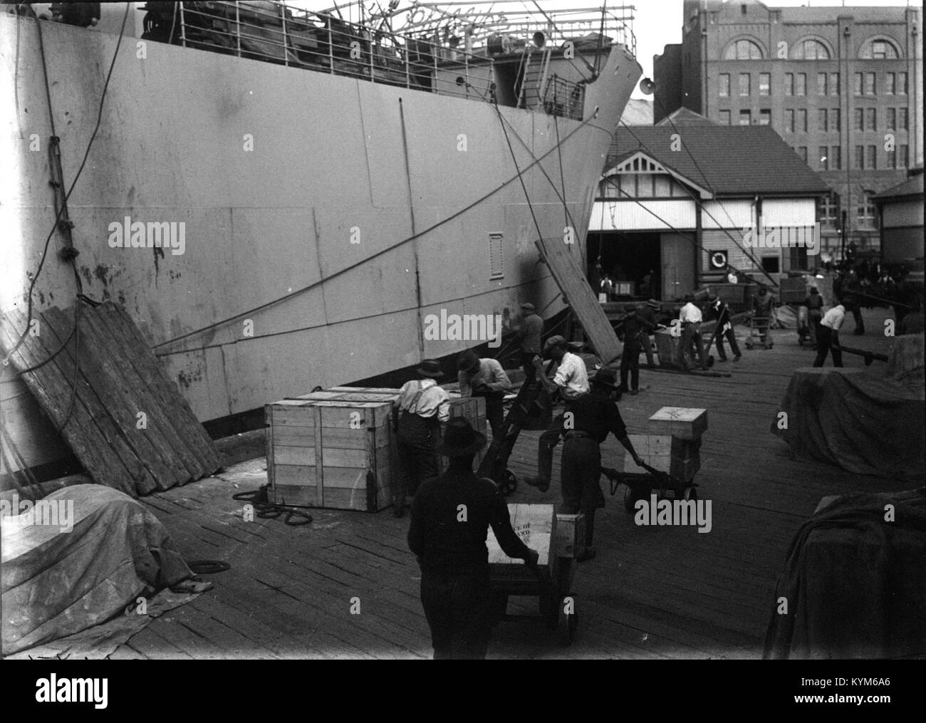 Photograph of free laborers at a wharf in Sydney during the 1917 strike ...