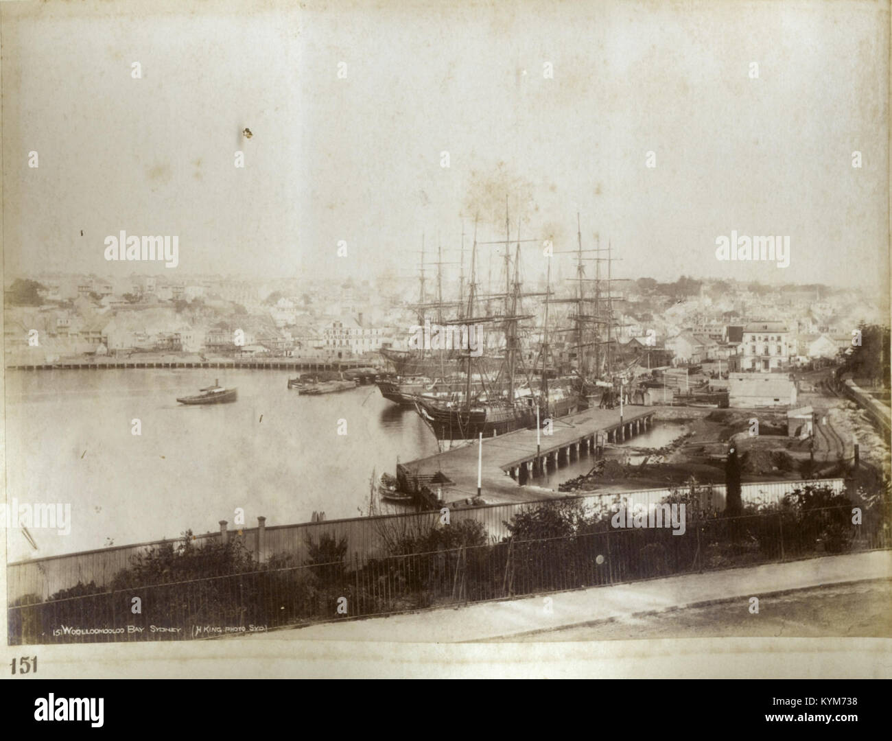 A scenic view of Woolloomooloo Bay, showing the waterfront and the ...