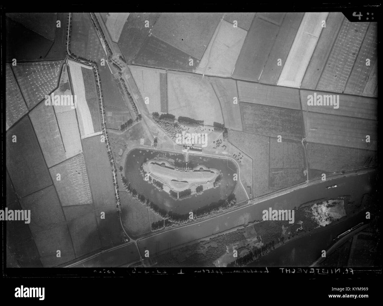 This aerial photograph, taken between 1920 and 1940, shows the Fort bij ...