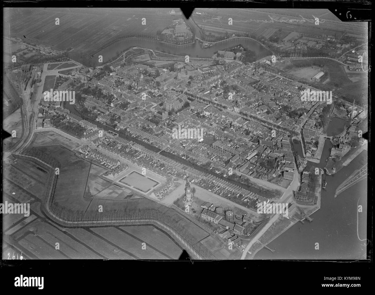 An aerial photograph of Schoonhoven, taken between 1920 and 1940 ...