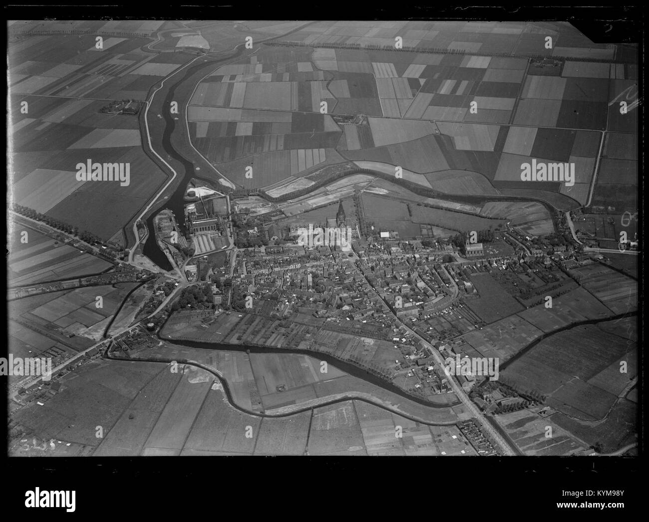 An aerial photograph of Steenbergen, captured between 1920 and 1940 ...