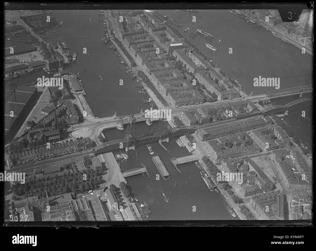 Aerial photographs of Rotterdam taken between 1920 and 1940 ...