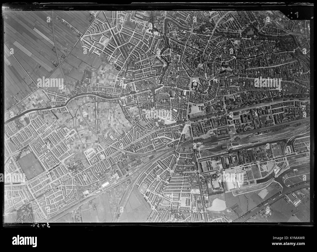 An aerial photograph of Utrecht, taken between 1920 and 1940, providing ...