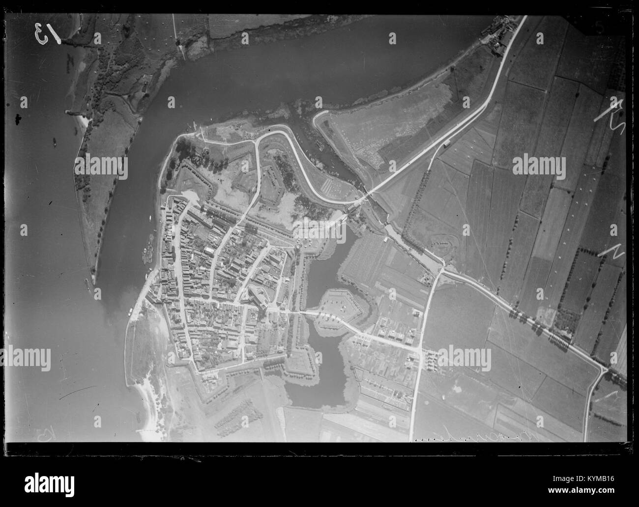 Aerial photograph of Woudrichem, captured between 1920 and 1940 ...