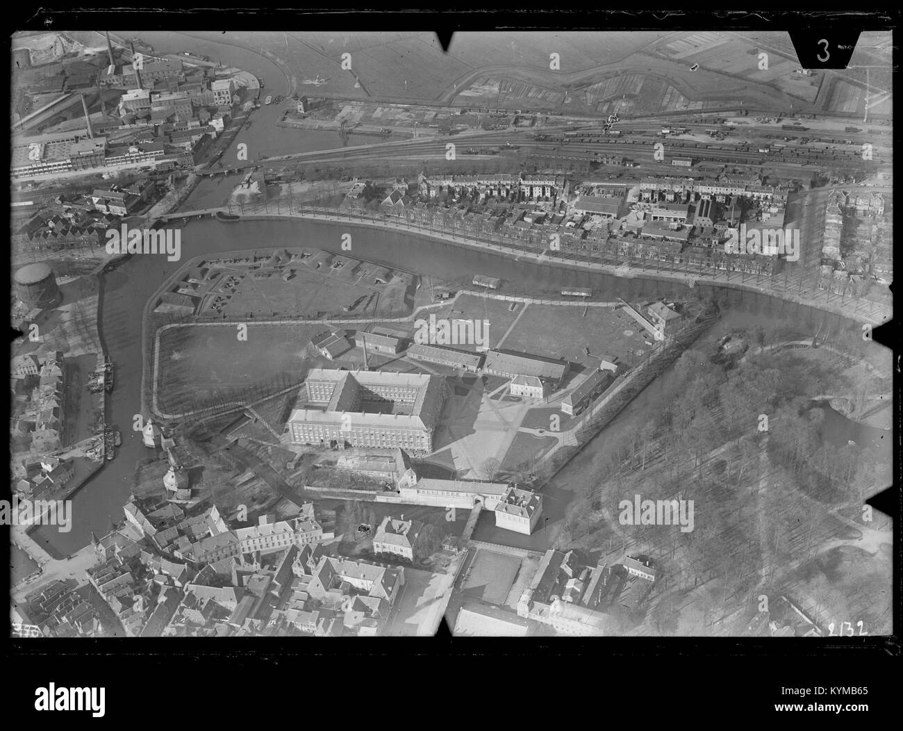 Aerial view above military aircraft hi-res stock photography and images ...