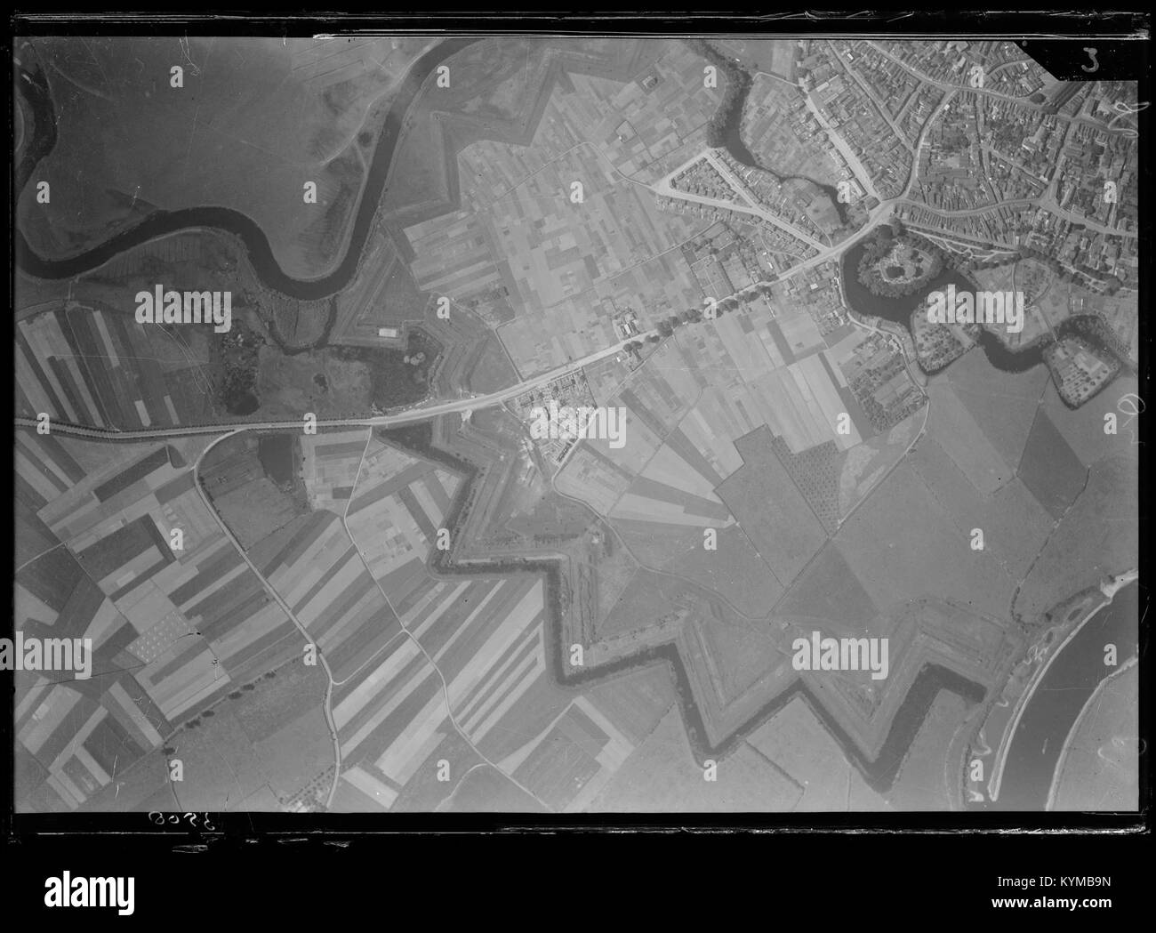 Aerial photograph of Doesburg, taken between 1920 and 1940. The image ...