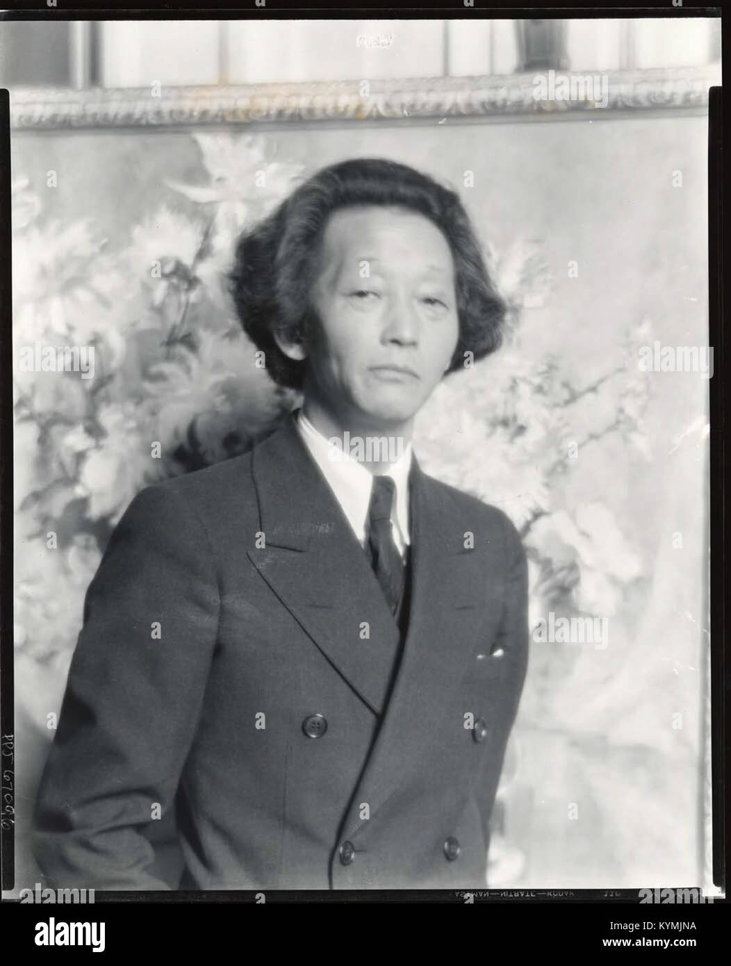 A vintage photograph of Japanese-American painter Kyohei Inukai ...