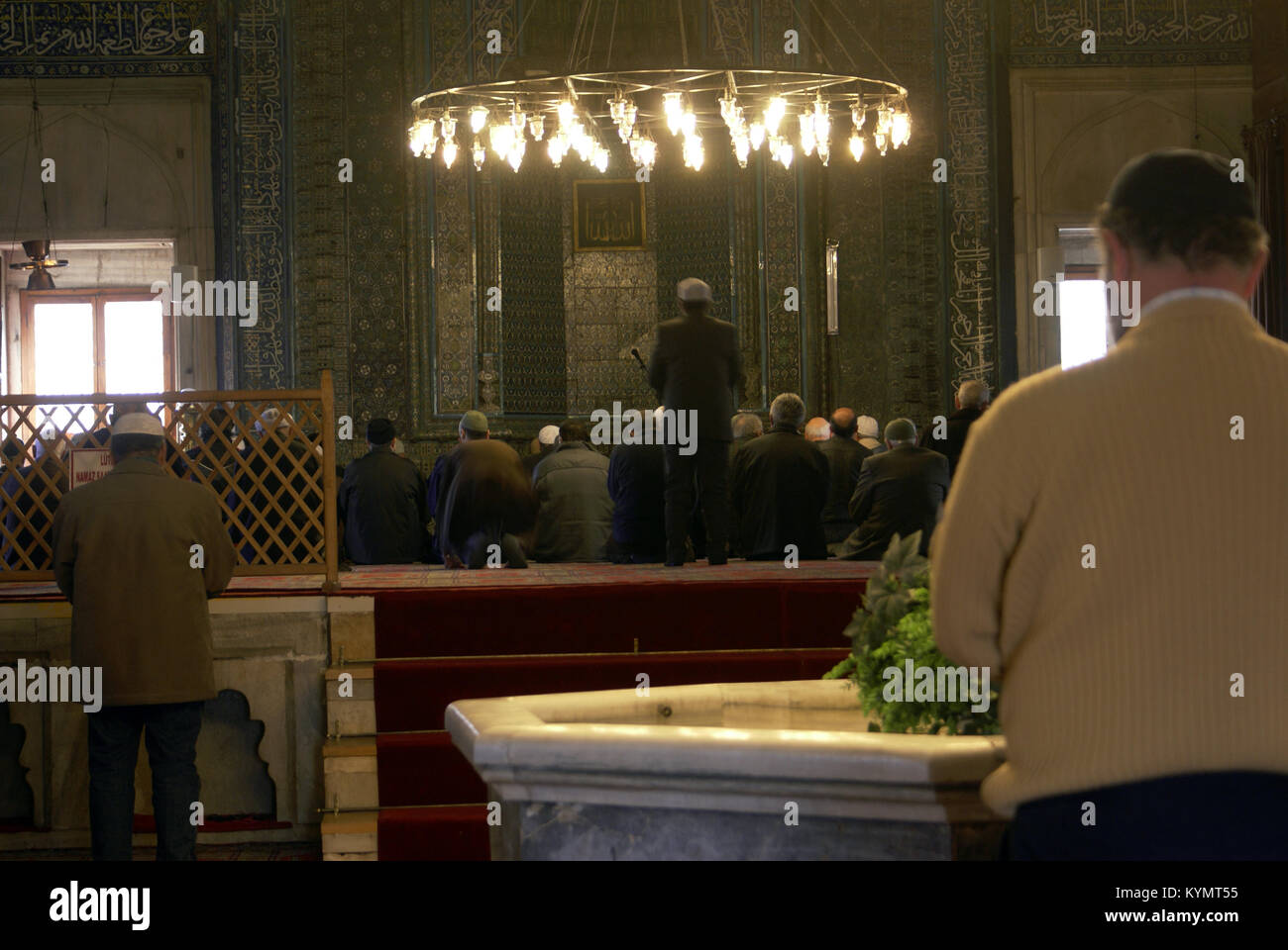 People inside mosque Yeshil Jami in Bursa, Turkey Stock Photo - Alamy