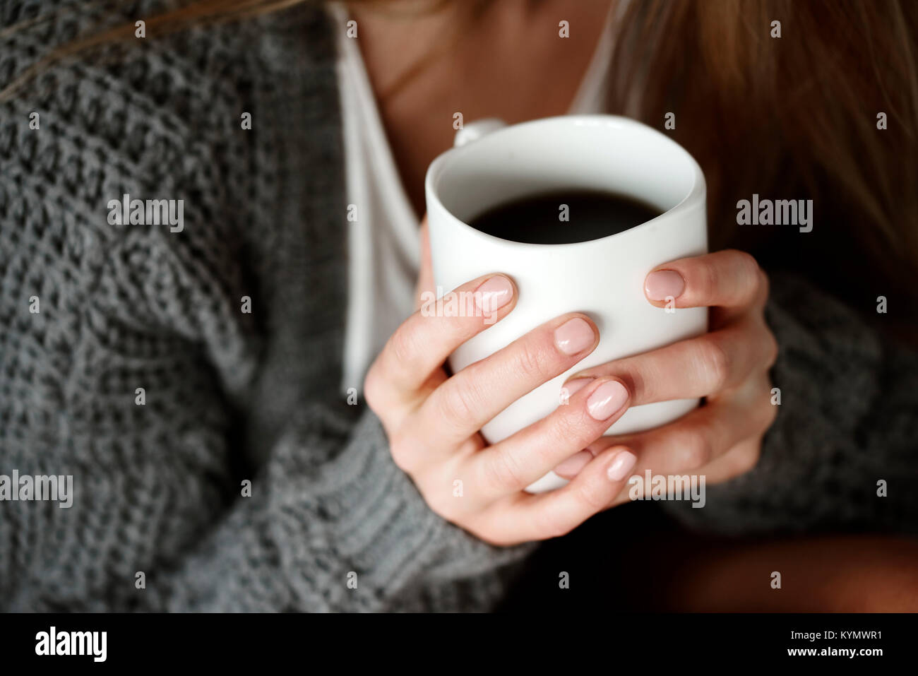 Human hand holding coffee mug Stock Photo - Alamy