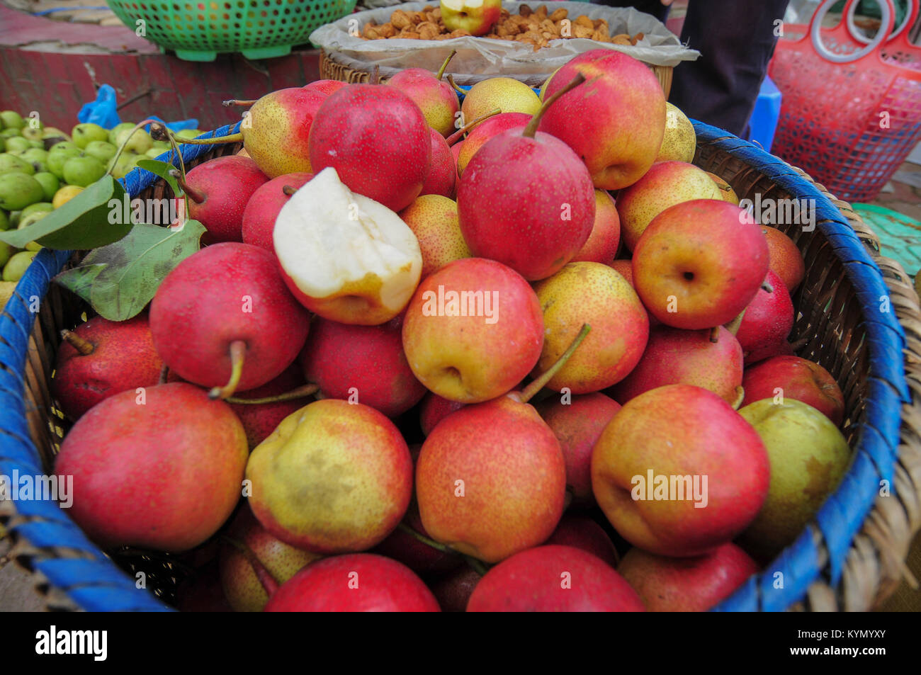 Red pears for sale at street market in Sapa, Vietnam Stock Photo - Alamy