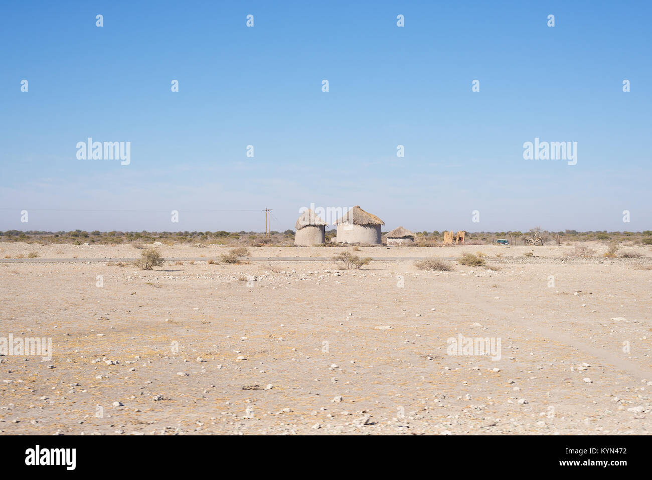 Mud hut grass roof hi-res stock photography and images - Alamy