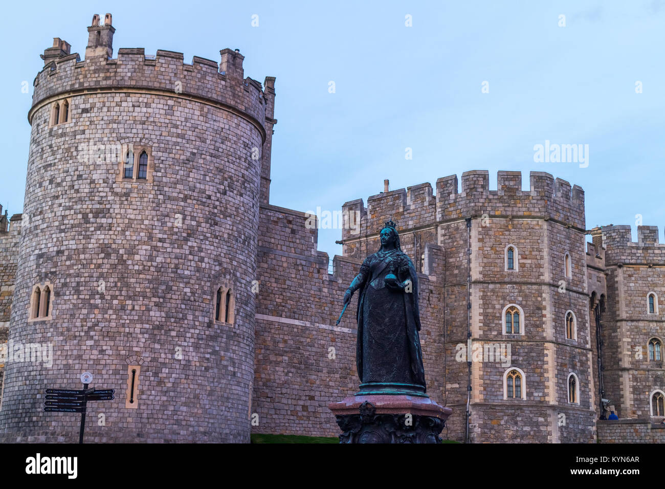 Queen elizabeth statue windsor hi-res stock photography and images - Alamy