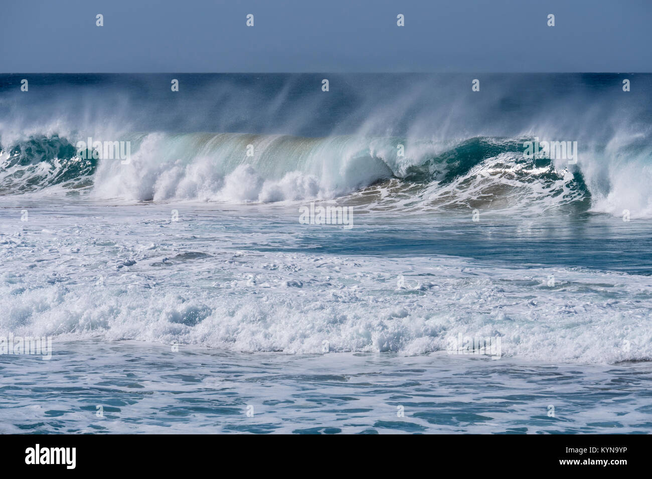 Breaking water waves hi-res stock photography and images - Alamy