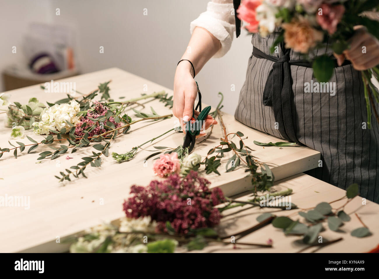 Master class on making bouquets. Summer bouquet. Learning flower ...