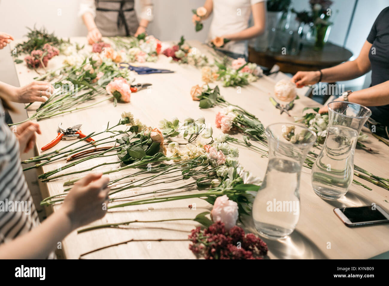 Master class on making bouquets. Summer bouquet. Learning flower ...
