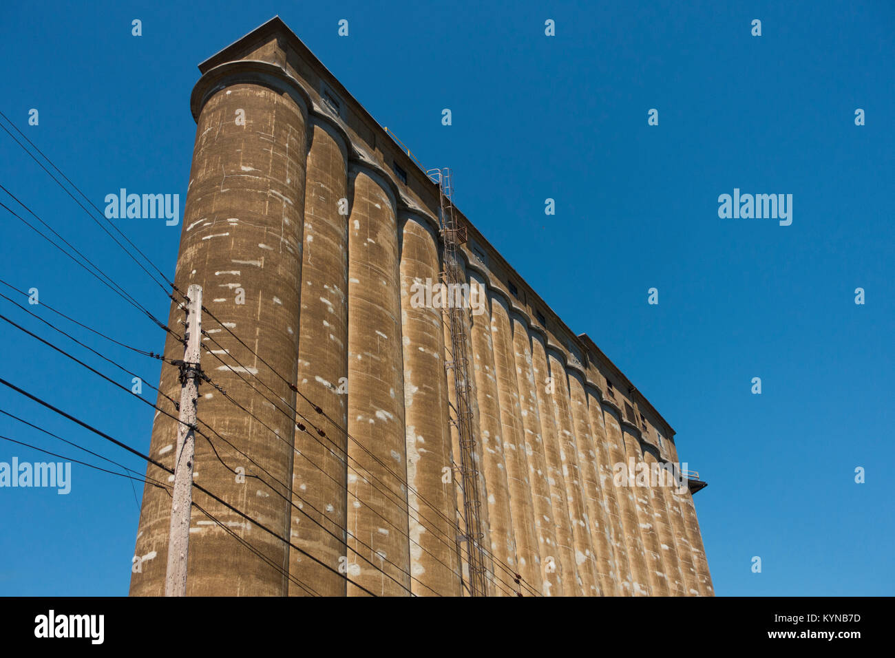 Run down grain silo hi-res stock photography and images - Alamy