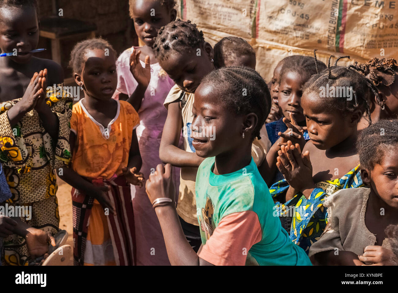 Africa girl dance hi-res stock photography and images - Alamy