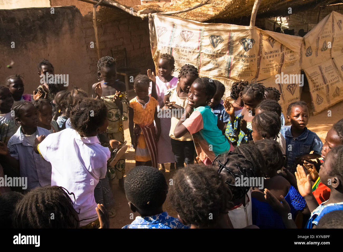Children clapping hands hi-res stock photography and images - Alamy