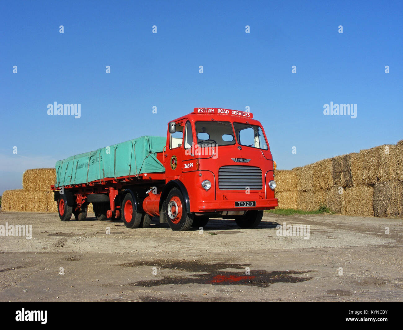 1957 Leyland Comet TYO 210 lorry Stock Photo - Alamy