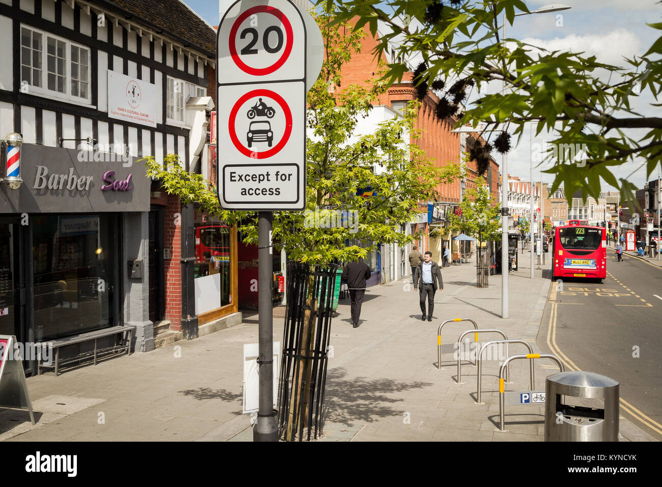North harrow station hi-res stock photography and images - Alamy
