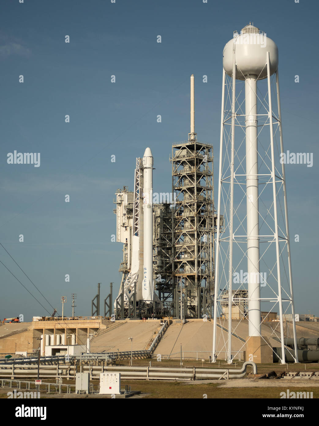 Crew dragon spacecraft launch complex 39a hi-res stock photography and ...