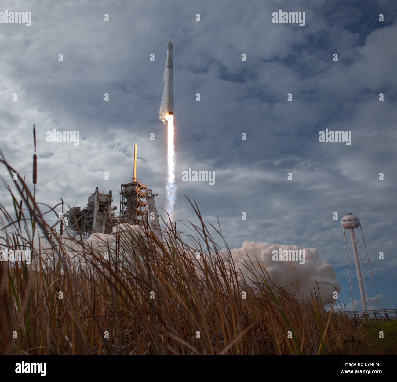 Spacex falcon launches from hi-res stock photography and images - Alamy
