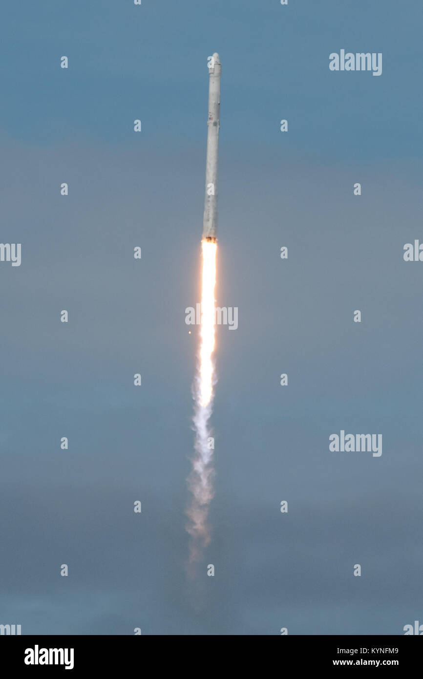 SpaceX Falcon 9 launches the Dragon spacecraft from Kennedy Space ...