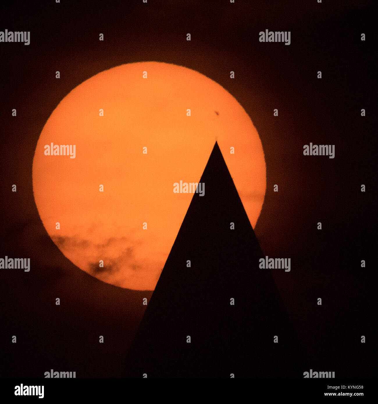 The Washington Monument is silhouetted against the rising Sun ...