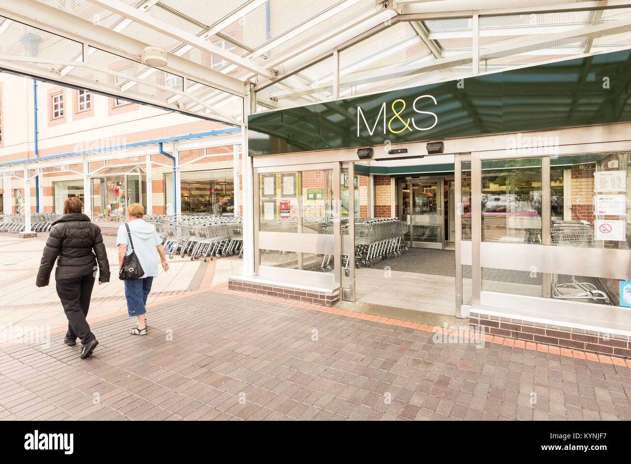 Lakeside shopping centre hi-res stock photography and images - Alamy
