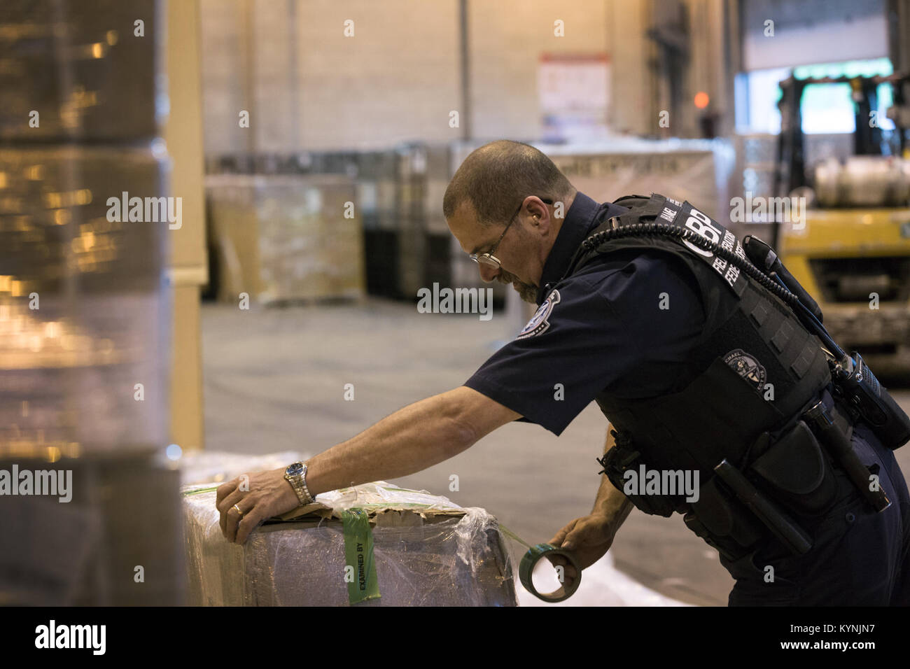 Airport cargo officers hi-res stock photography and images - Alamy