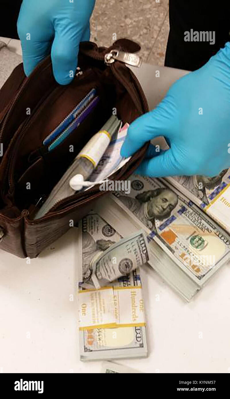 Federal law enforcement officers hi-res stock photography and images ...