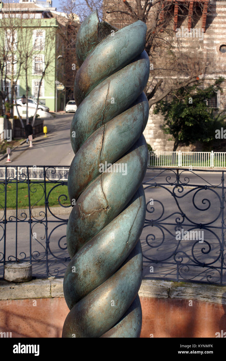 Snake column and palace in Sultanahmet, Turkey Stock Photo - Alamy
