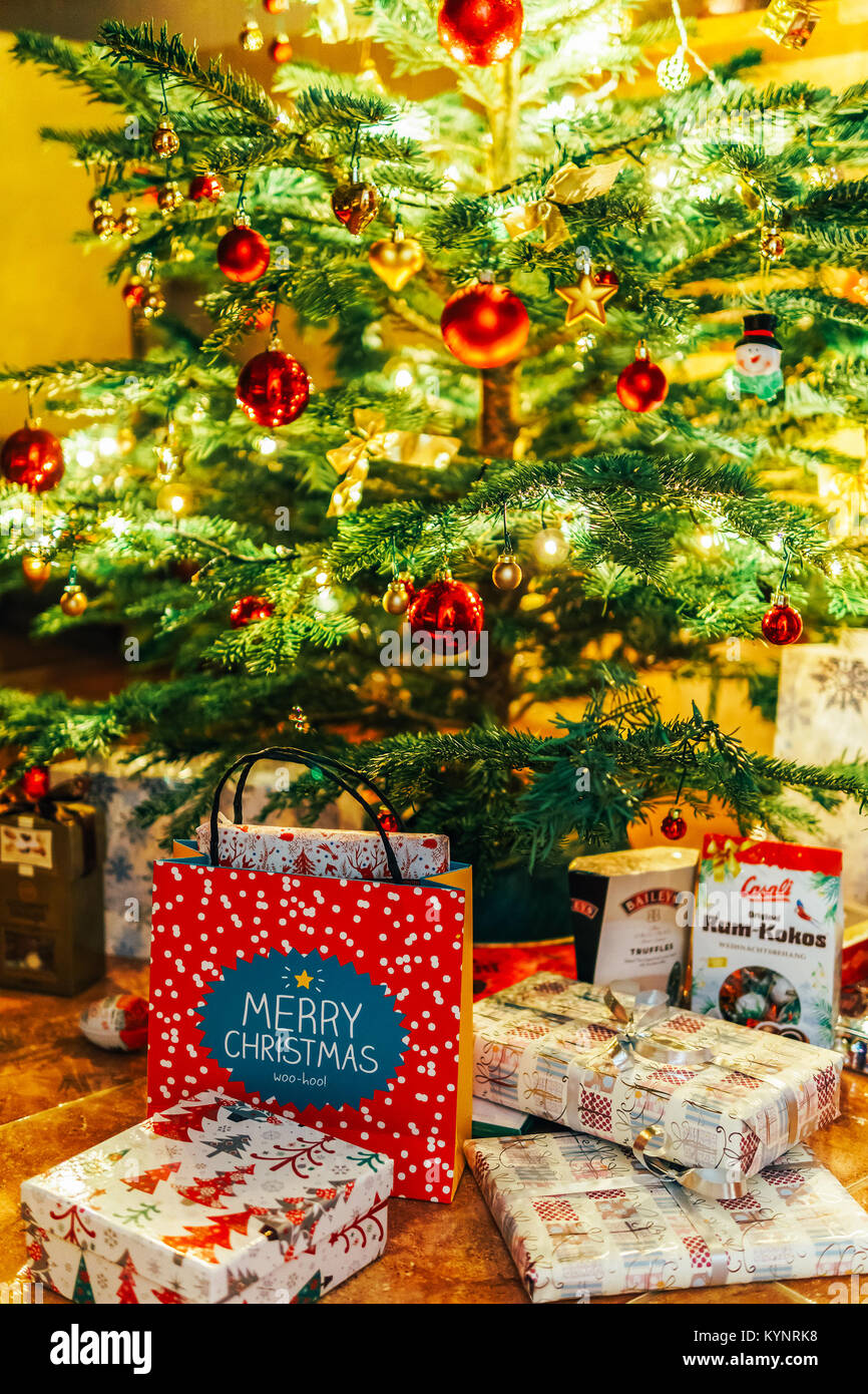 Opened christmas presents hi-res stock photography and images - Alamy