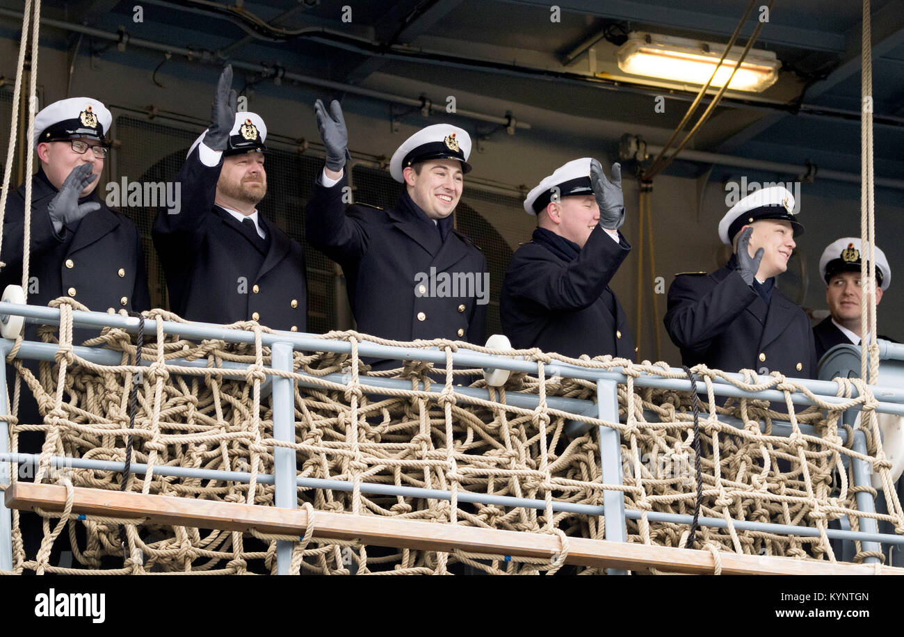 Wilhelmshaven, Germany. 15th Jan, 2018. Marine soldiers stand on board ...
