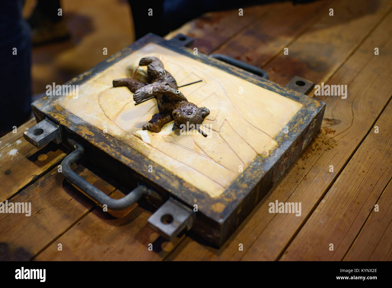 Berlin, Germany. 15th Jan, 2018. The sand cast figurine of a Berlinale ...