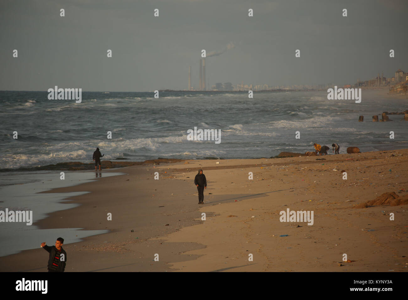 Gaza City, The Gaza Strip, Palestine. 15th Jan, 2018. Palestinians at ...