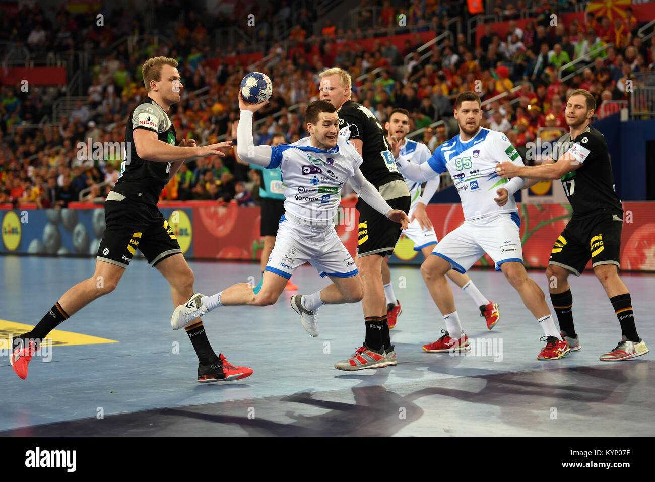 Zagreb, Croatia. 15th Jan, 2018. Germany's Julius Kuehn (L) and Patrick ...