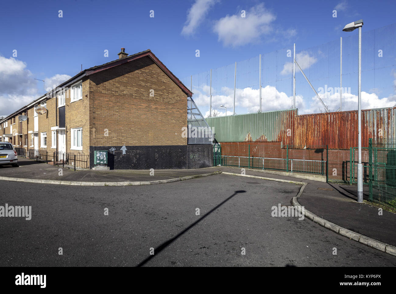 Belfast, Northern Ireland. 27th Feb, 2017. A 'peace fence' several ...