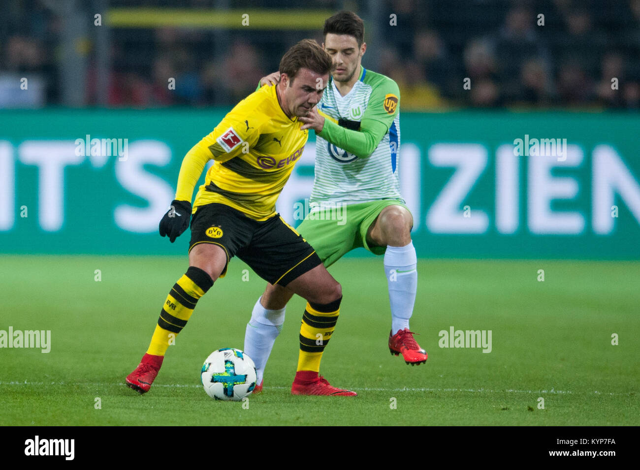 Mario GOETZE (li., Gotze, DO) versus Josip BREKALO (WOB), Aktion, duels ...