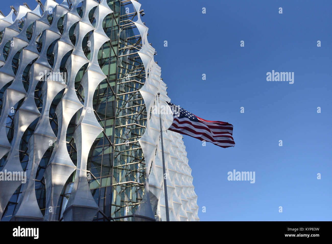 Nine Elms Lane, London, UK. 16th Jan, 2018. The new US embassy opens ...